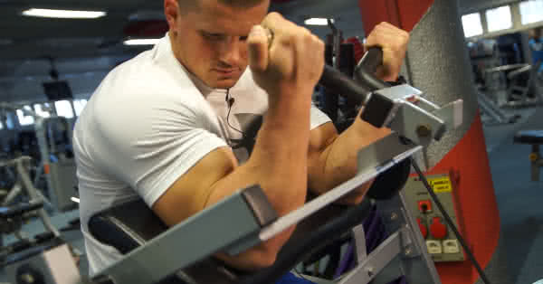 Szabadsúlyos Scott-bicepsz gép